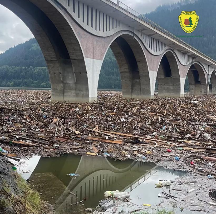 Galerie Foto - Risc biologic pe lacul Izvorul Muntelui. Viiturile au ...