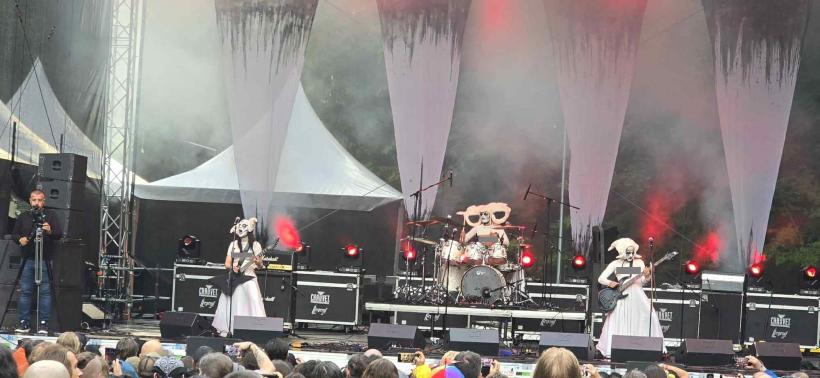 Galerie Foto - Spectacol șocant la un festival în Râșnov. Cântărețele ...