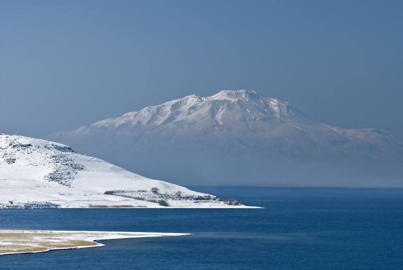 Galerie Foto - Cel mai mare lac alcalin din lume, considerat o bijuterie naturală unică: Van nu ...