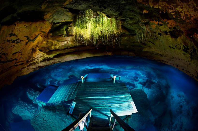 Galerie Foto - Grota cu apă caldă unde turiștii înoată printre fosile ...