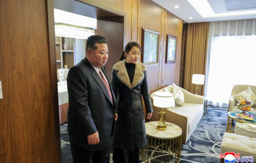Galerie Foto - Kim Jong Un și-a luat fiica de mână și a dus-o să-i ...