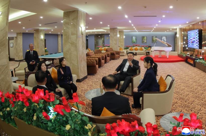 Galerie Foto - Kim Jong Un și-a luat fiica de mână și a dus-o să-i ...