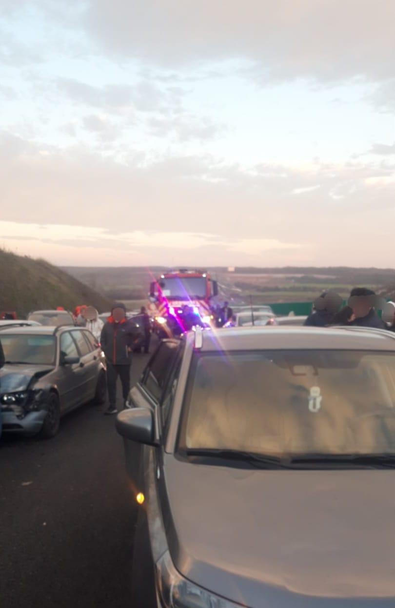 Galerie Foto - Accident grav în judeţul Olt, în care au fost implicate zece mașini cu 27 de ...