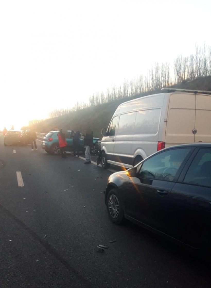 Galerie Foto - Accident grav în judeţul Olt, în care au fost implicate zece mașini cu 27 de ...