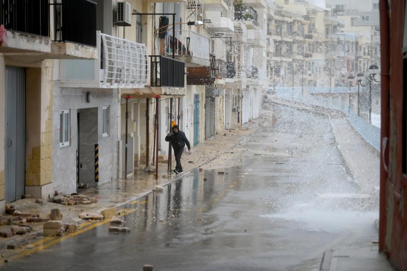 Galerie Foto - Ciclonul „Harry” a lovit bazinul Mediteranei cu valuri ...