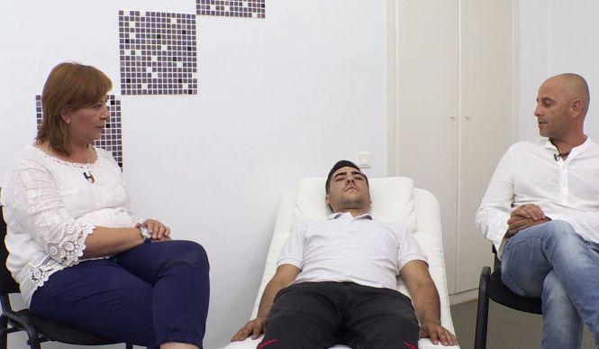 „Nu există oameni care nu pot fi hipnotizaţi!” Demonstrație de hipnoză, cu Andrei Voicu - VIDEO ...