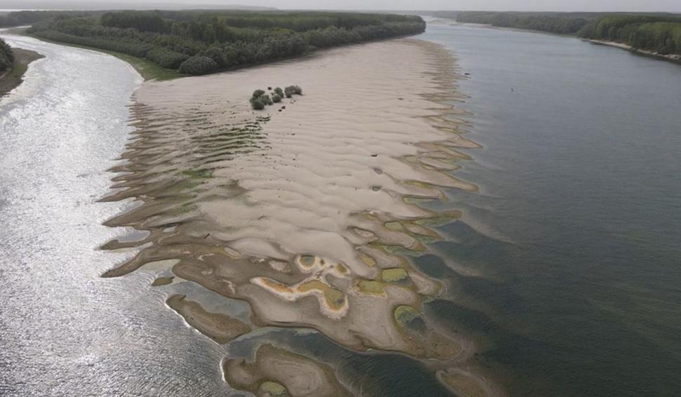 Imagini apocaliptice cu Dunărea secată, surprinse în județul Constanța ...