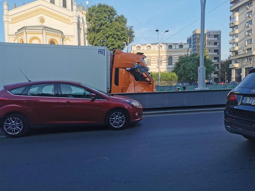 Pasajul Unirii, blocat de un TIR care a acroșat limitatorul de înălțime