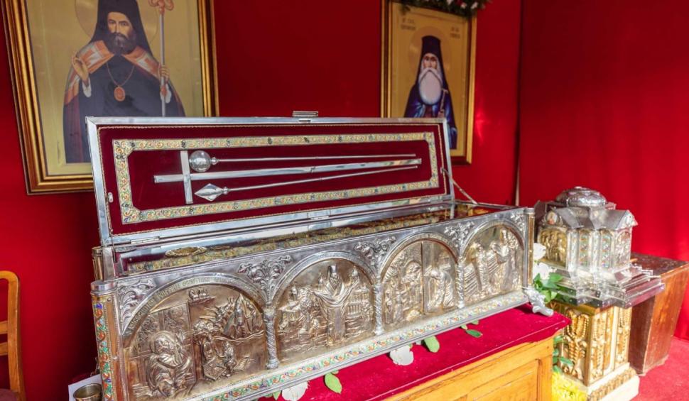 Racla cu moaştele Sfântului Calinic de la Cernica, adusă la Parohia ...