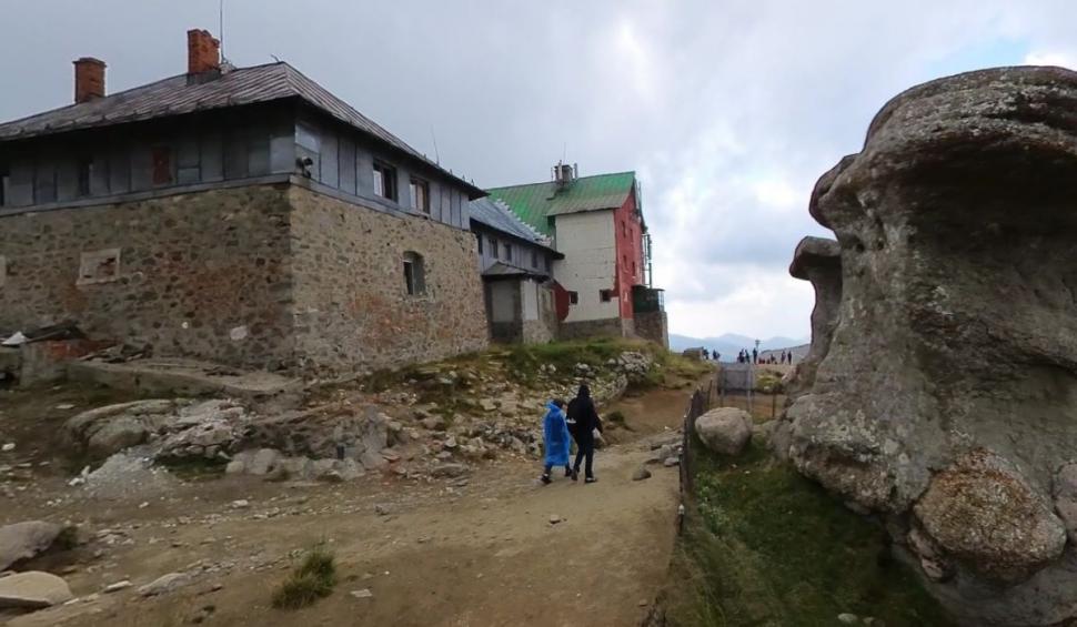 Cabana Babele, pensiunea aflată pe platoul Bucegi, a fost scoasă la ...
