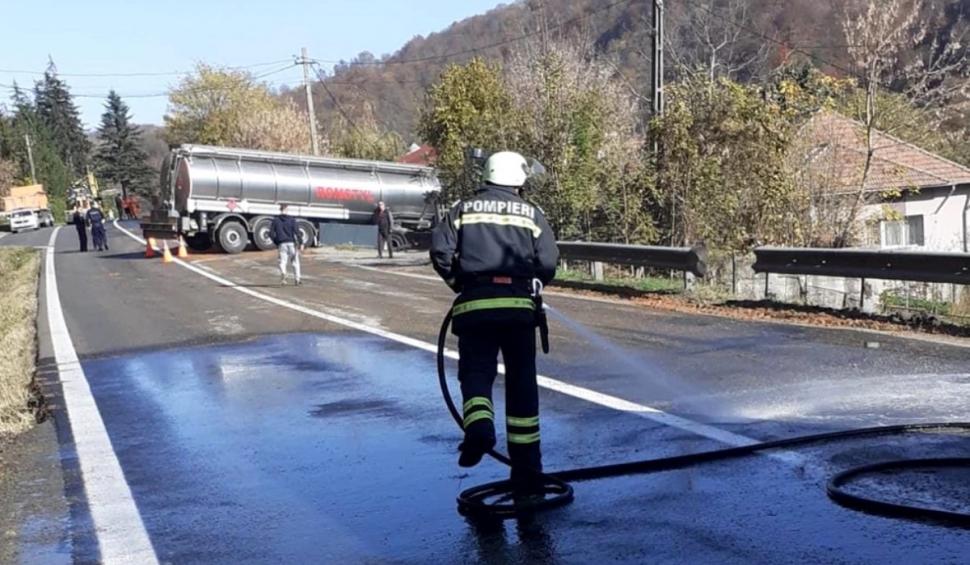 Borhotul scurs pe carosabil a făcut o cisternă să iasă în decor și să ...