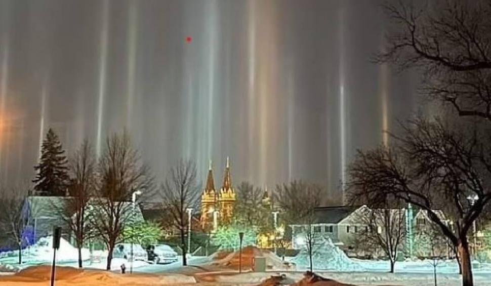 Zeci de coloane uriașe de lumină, fenomen rar surprins pe cer, în SUA