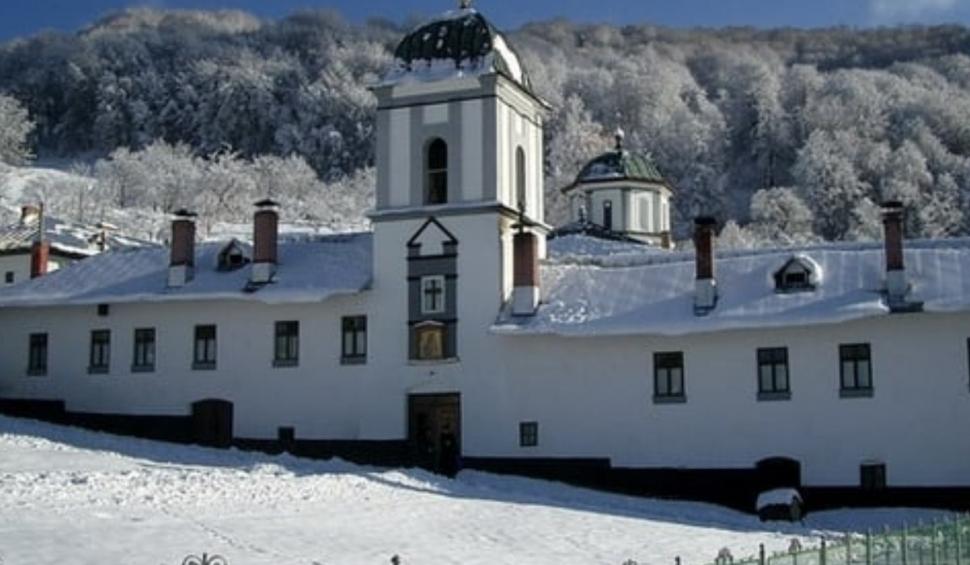 Scandalul de la mănăstirea Frăsinei ia amploare. Ce riscă preoţii care ...