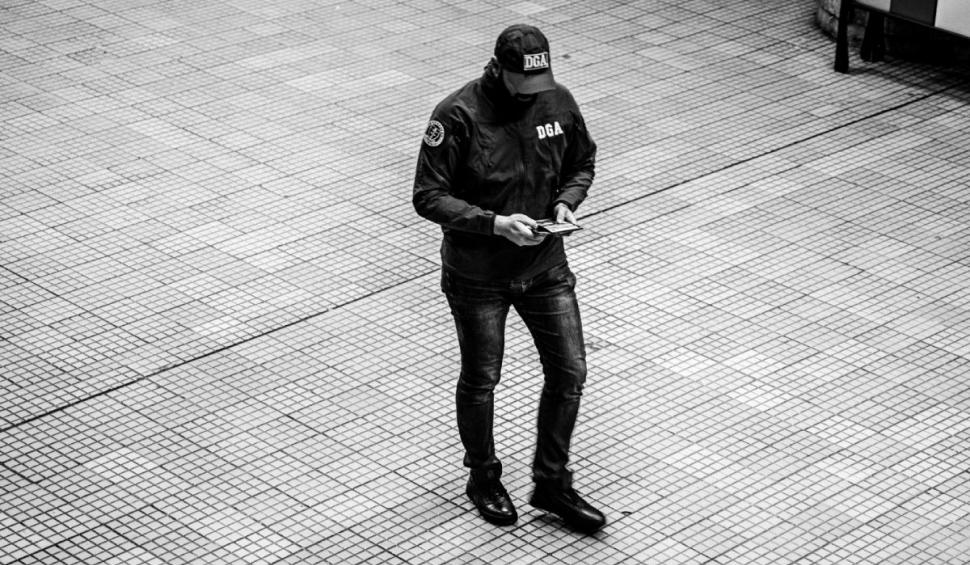 Poliţist de la Direcţia Anticorupţie, reţinut pentru corupţie, după ce ...