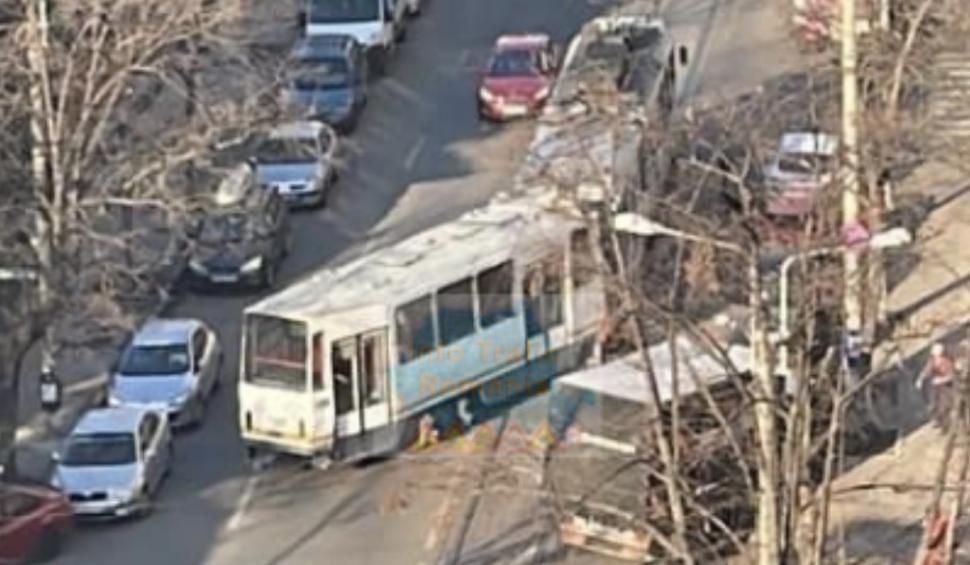 Un tramvai a deraiat în zona Baicului din Bucureşti şi a lovit cinci ...