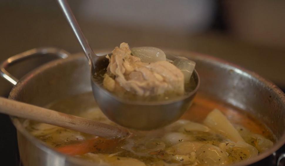 Supă de pui cu găluşte, reţeta lui Dragoş Bucurenci în cea de-a şasea ...