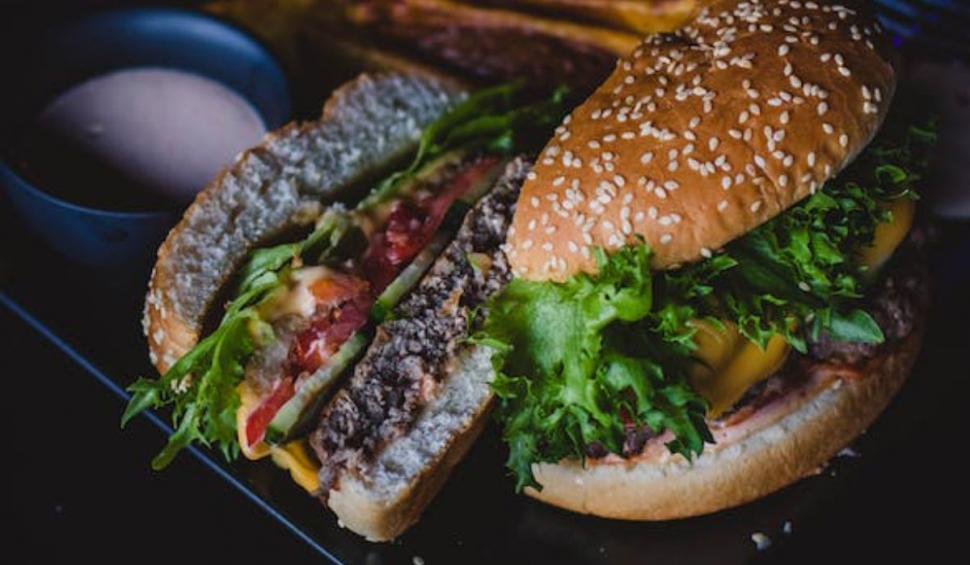 La fiecare trei secunde, în România se consumă un burger | Antena 3 CNN