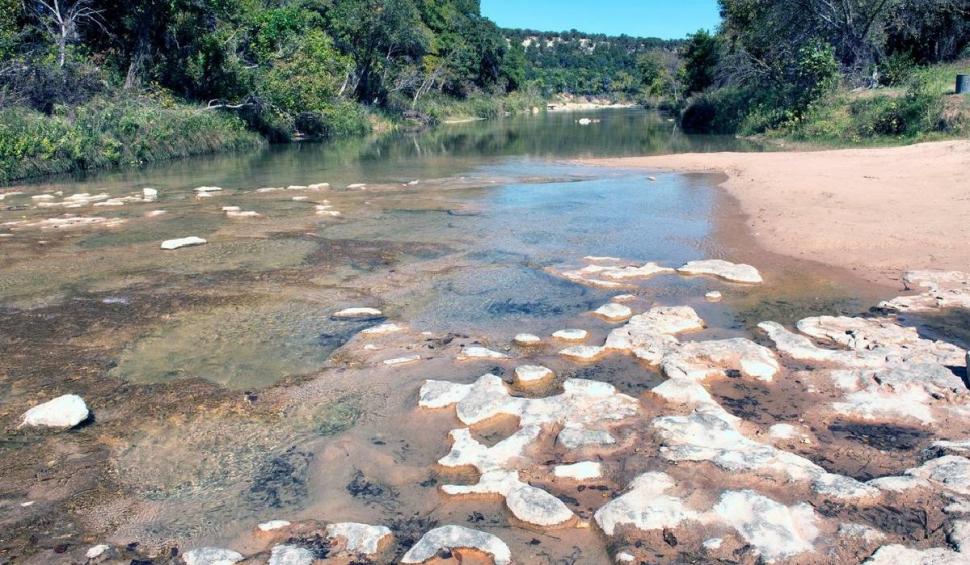 Urme de dinozaur, vechi de 113 milioane de ani, descoperite în albia ...