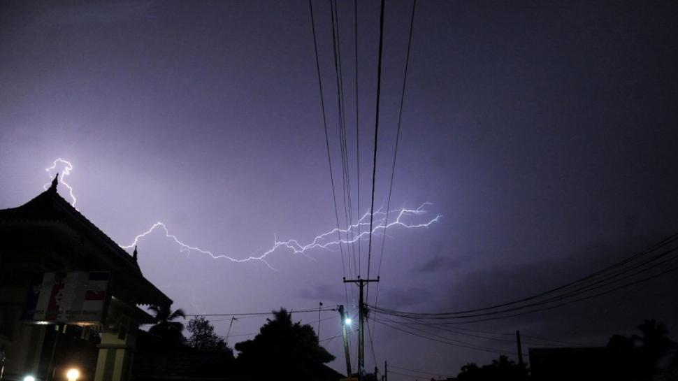 Avertizare meteo ANM de furtună, grindină şi ploi torenţiale! Harta ...