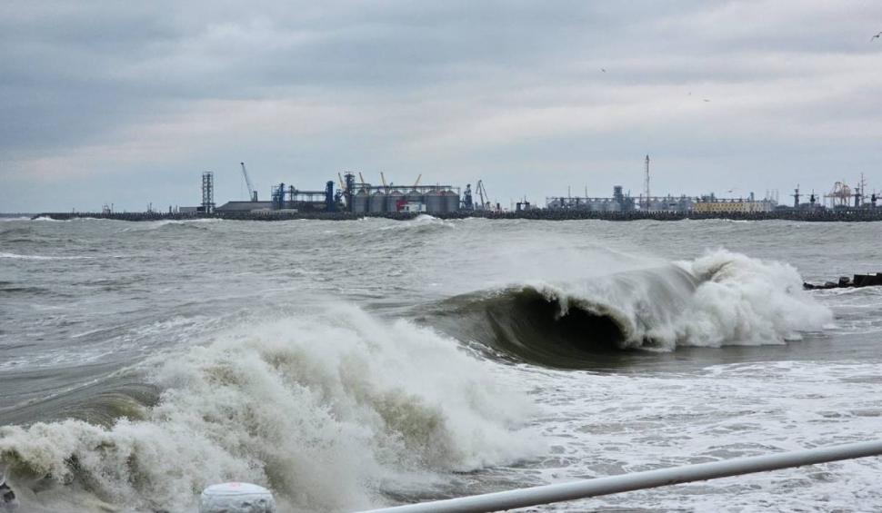 Imagini spectaculoase cu Marea Neagră, surprinse lângă Cazinoul ...