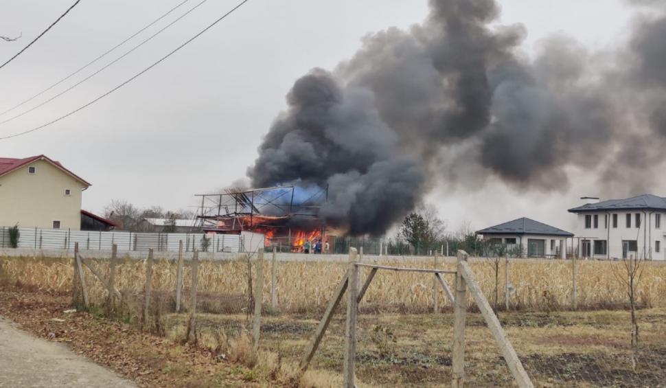 Incendiu puternic, într-o hală de depozitare din Petrești, județul Focșani. Un bărbat a ajuns la ...
