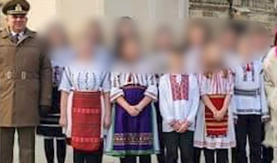 Elevi îmbrăcaţi în costume populare, ţinuţi în frig pentru ca oficialii ...