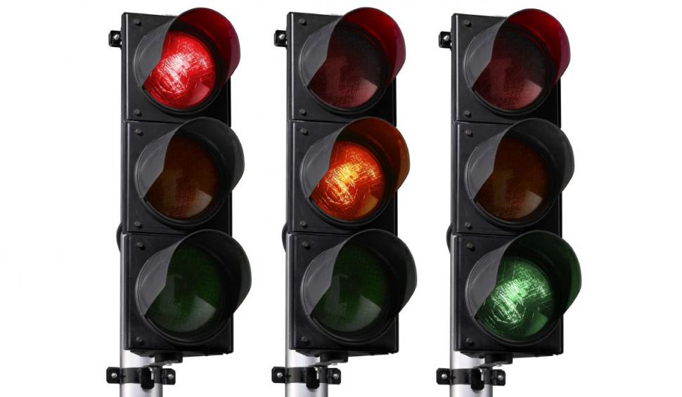 Apar semafoarele cu patru culori, în următorii ani. Roşu, verde, galben ...