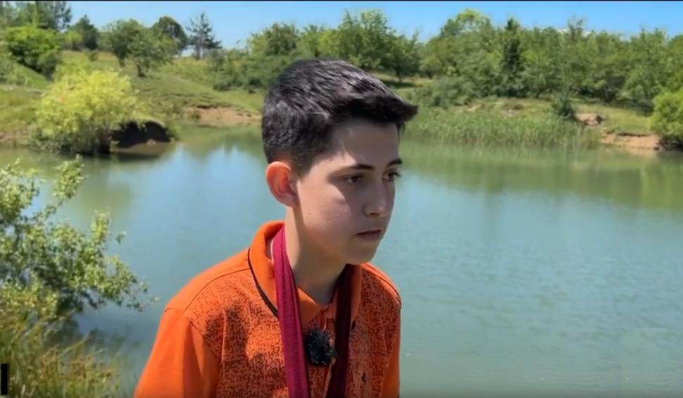 Un copil a sărit să-şi salveze prietenul de la înec, deşi avea mâna în ...