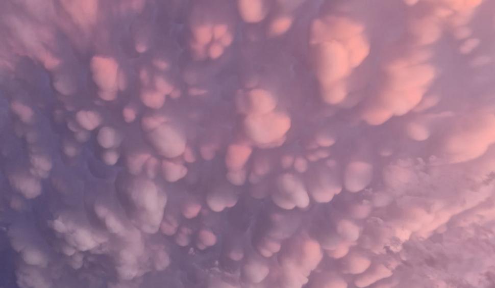 Cerul României, colorat de un fenomen spectaculos: „Norișori” roz, cu ...