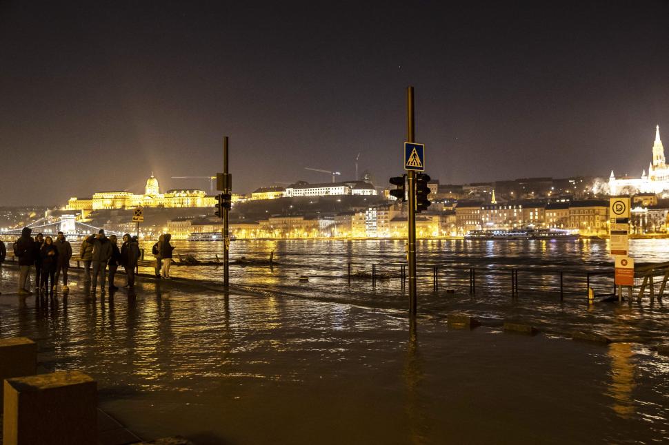 Alertă în Ungaria și Slovacia. Budapesta se așteaptă ca Dunărea să ...