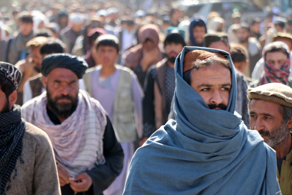 Galerie Foto - Talibanii l-au pus pe un băiat de 13 ani să-l execute pe ...