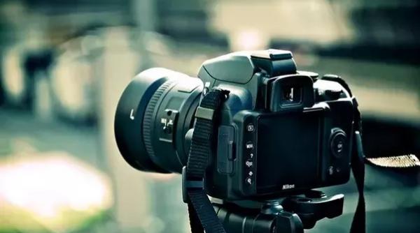 Reduceri eMAG la aparate foto DSLR. Top 3 oferte | Antena 3 CNN