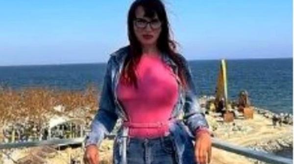 O tânără din Alba Iulia face furori pe internet! Georgeta se îmbracă în haine Barbie și conduce ...