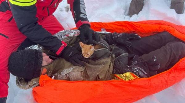 Un ucrainean căzut într-o râpă pe munte a fost salvat după ce a stat ...