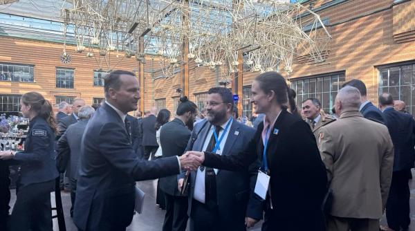 Oana Ţoiu a participat la Consiliul NATO-Ucraina de la Haga: „Am ...