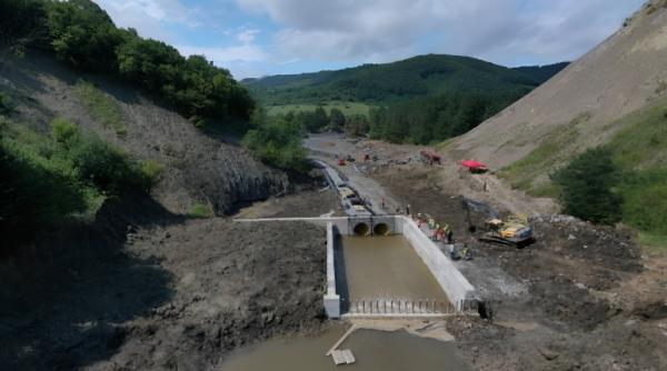 Barajul de deviere a pârâului de la Praid a fost depăşit. Apa inundă ...