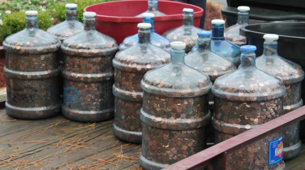 Un bărbat a adunat mărunțiș timp de 45 de ani, apoi s-a dus cu el la ...