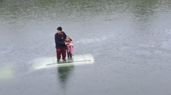 Imagine incredibilă cu un bătrân și o fetiță blocați pe plafonul unei ...