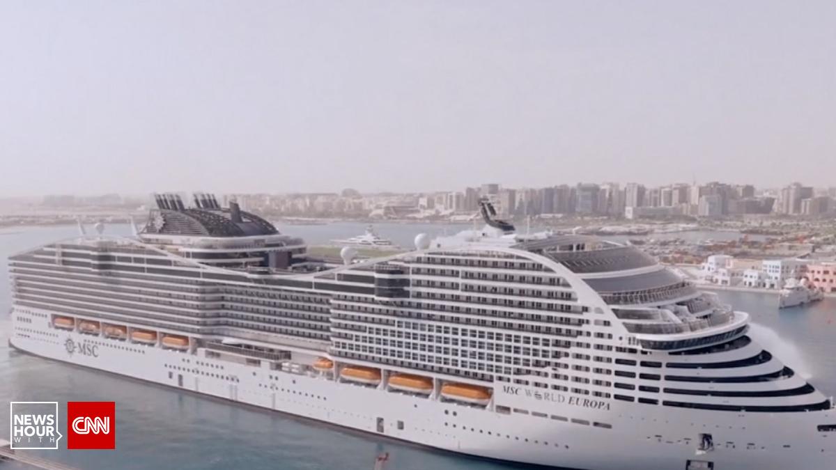 Imagini cu primul hotel plutitor care a ajuns în Qatar. Mii de cabine ...