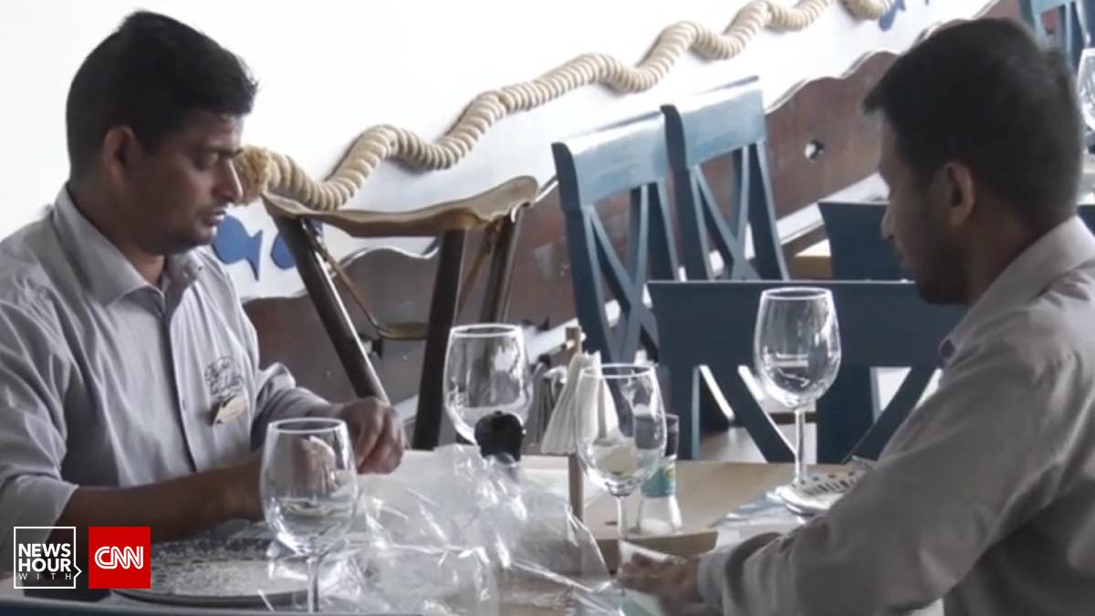 Zeci de mii de joburi disponibile pe litoral. Cât câștigă un ospătar la ...