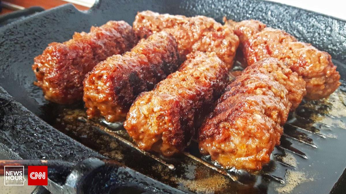 Preţul unei porţii de mici la Obor, după scumpirea alimentelor. Cât a ...