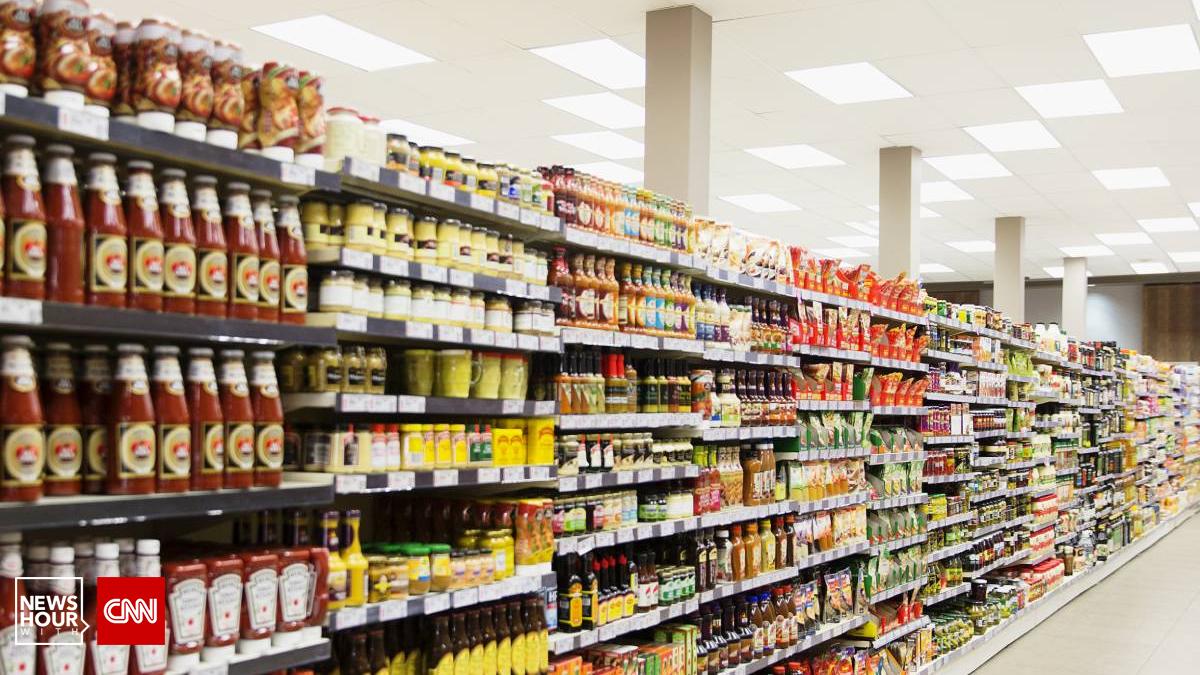 Rafturile magazinelor româneşti sunt pline de produse din străinătate ...