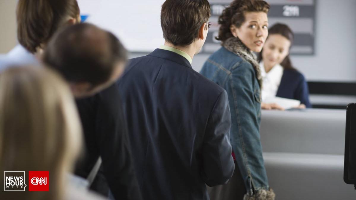 Românii își iau concediu ca să stea la coadă la ghișee. Opt din zece nu ...