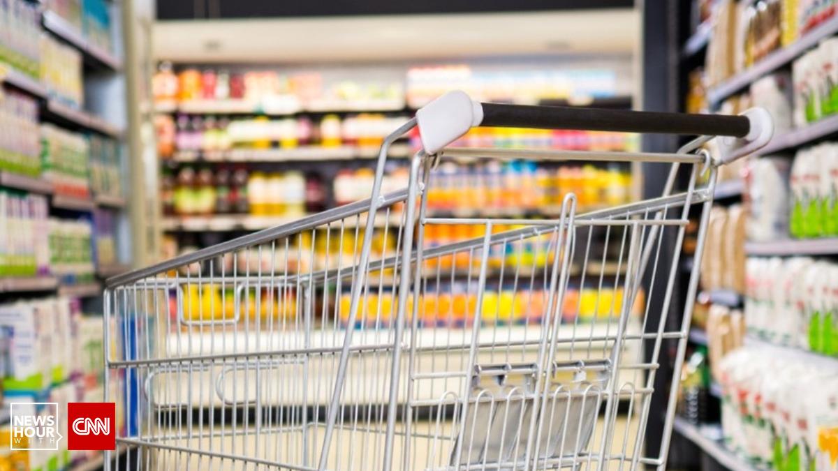 Noi scumpiri la raft, în magazinele din România. Motivele pentru care ...