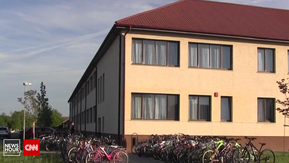 Sute de biciclete, în faţa unei şcoli din Arad. Elevii pedalează spre ...