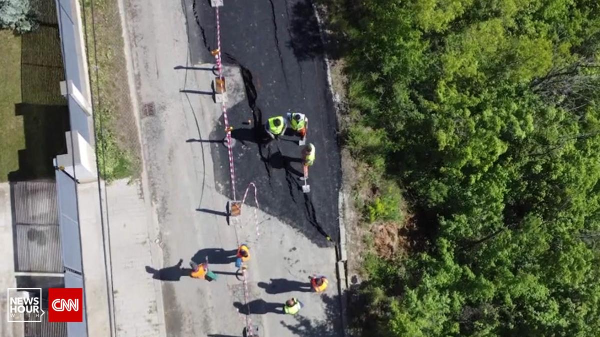O stradă din Cluj cu zeci de case a luat-o la vale. Locuitorii unui ...