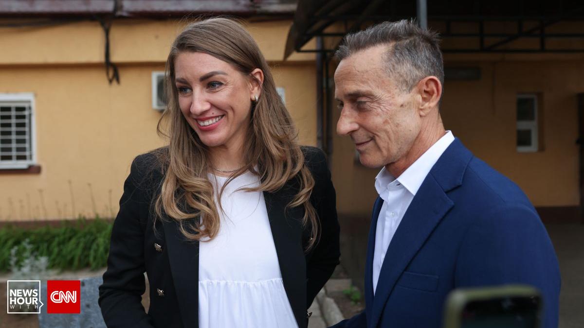 Momentul în care Radu Mazăre iese din închisoare. Roxana, soţia sa, a ...