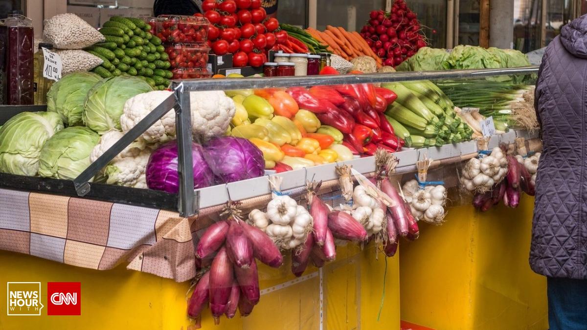 Legumele de sezon rămân scumpe, chiar dacă prețul la producător a ...